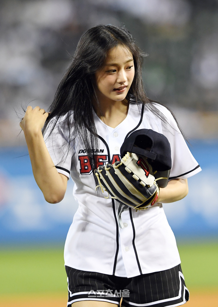 [포토]시구 끝낸 뉴진스 민지, 머리 넘기며!