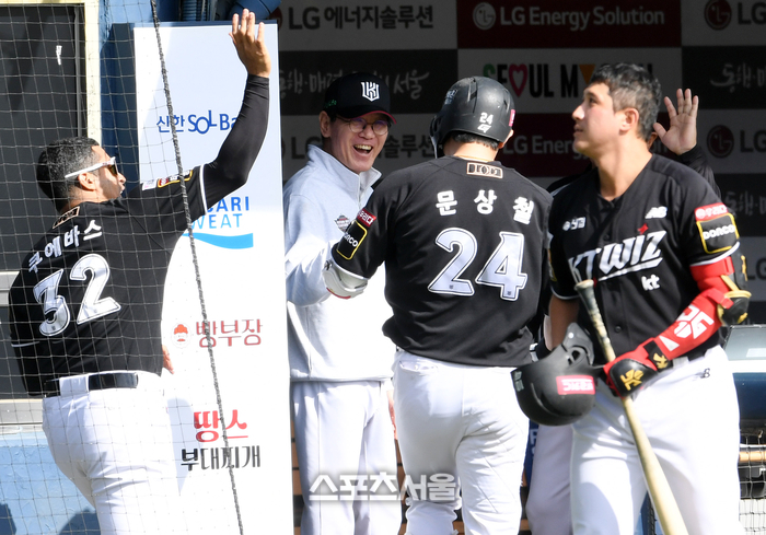 ‘야구 미신도 물리친 마법 행진’ KT LG 꺾고 작년 KS 복수···5위 결정전부터 4연승 질주 [준PO1]