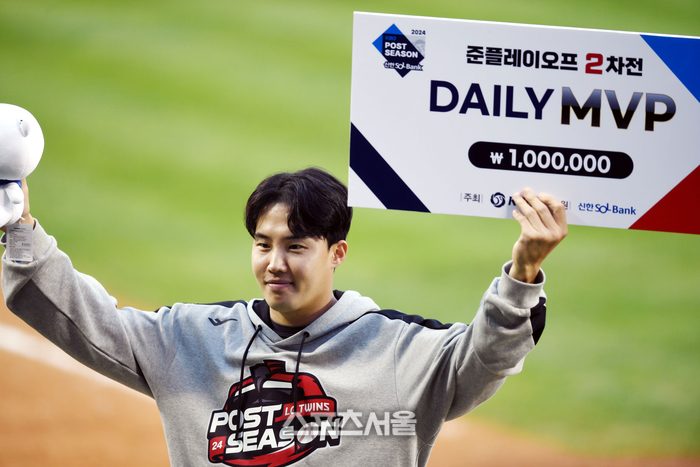 [포토] 임찬규, 준PO 2차전 데일리 MVP 차지