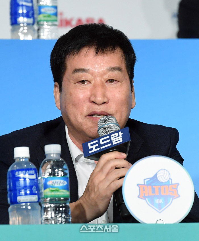 [포토]출사표 밝히는 IBK기업은행 김호철 감독