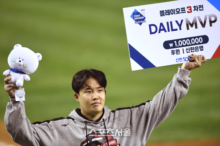 [포토] 임찬규, PO3차전 데일리 MVP 차지