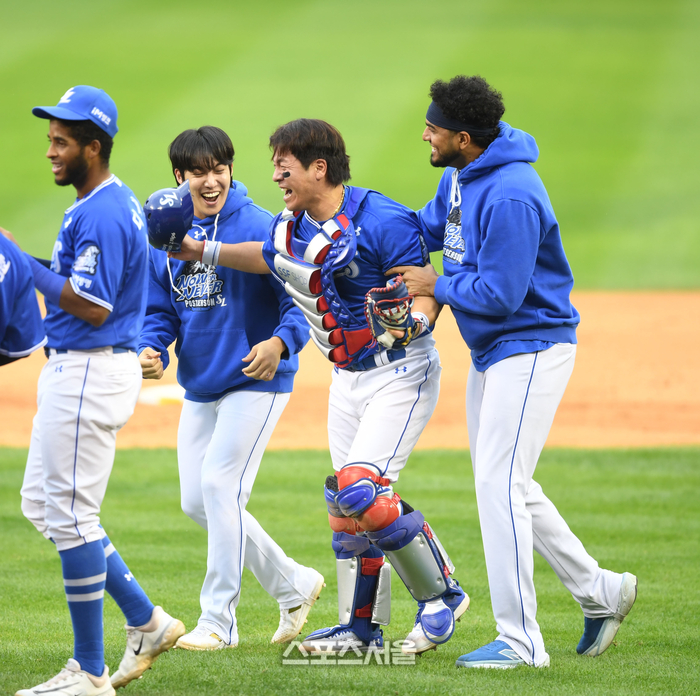 ‘2승 ERA 0.66’ 레예스, 미친 호투로 PO MVP 등극…“KS에서도 지금처럼!” [PO4]