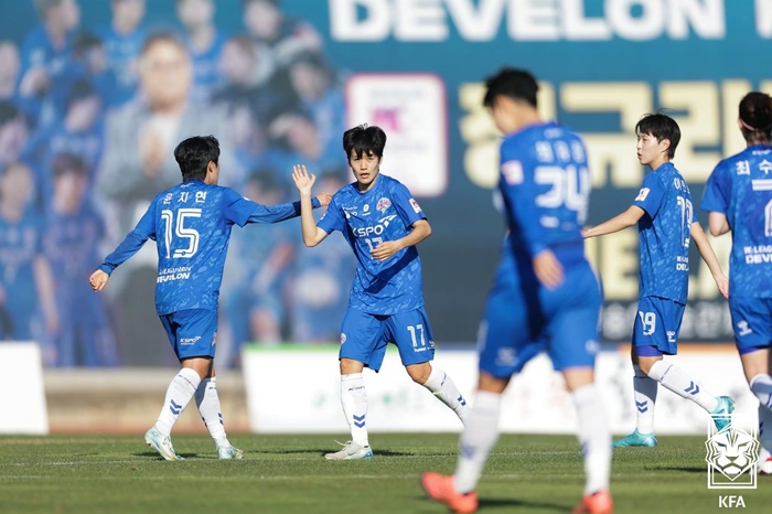 수원FC, 1~2차전 합계 3-2로 화천KSPO 꺾고 14년만 WK리그 ‘정상’ 등극[현장리뷰]