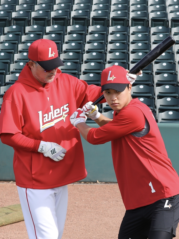 귀국길 오른 SSG “젊은 피 약진 매우 만족” 베로비치 캠프 투·타 MVP 한두솔·하재훈, 선수들은 최준우 선정