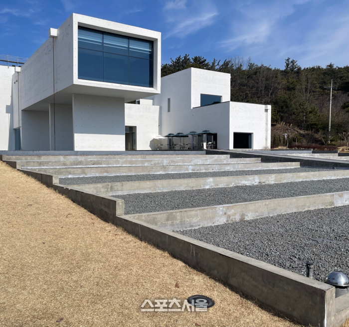 최명희의 ‘혼불’ 살아있는 남원…김병종미술관에 피어난 햇발같은 그림 [원성윤의 인생은 여행처럼-남원②]