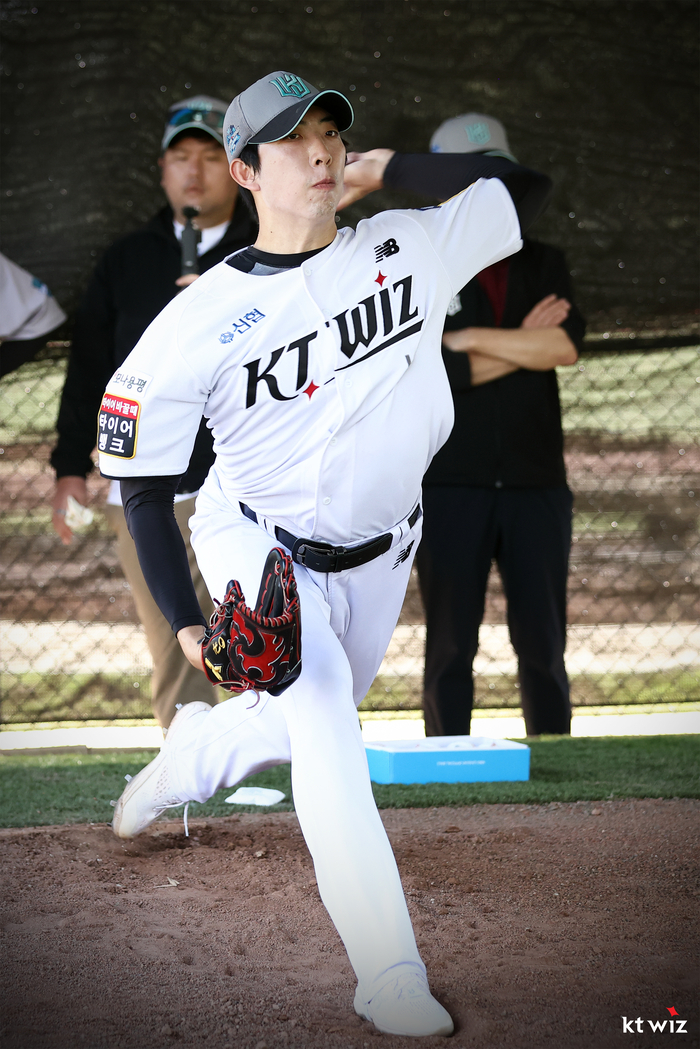 ‘KT 5선발’ 오원석, 1회 4실점 ‘흔들’→2·3회 ‘5K’…‘극과 극’ 시범경기 첫 등판 [SS수원in]