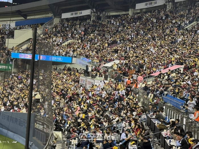 잠실 KIA-LG전 만원 관중…LG, KBO 최초 개막 6G 연속 매진 [SS잠실in]