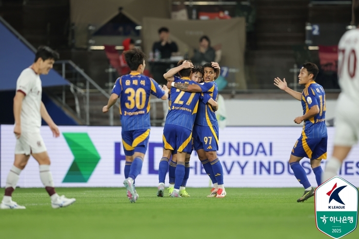 ‘이청용 선제골+라카바 마수걸이포’ 울산, ACLE 8강 다녀온 광주 3-0으로 꺾고 승점 20 고지