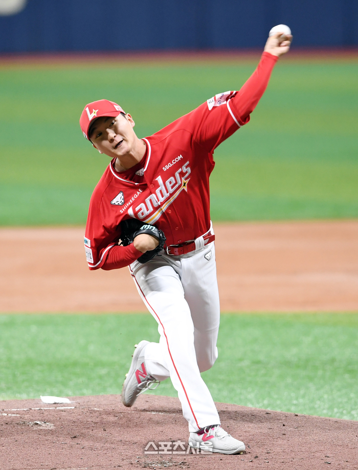 [포토]힘차게 공 뿌리는 SSG 김건우