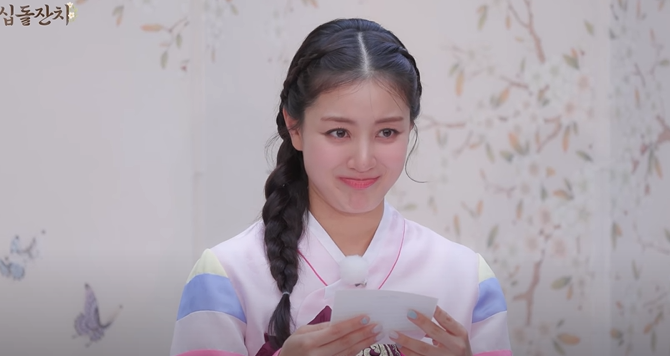 지효, JYP 20주년 ‘이십돌잔치’ 현장…트와이스→세븐틴까지 총출동