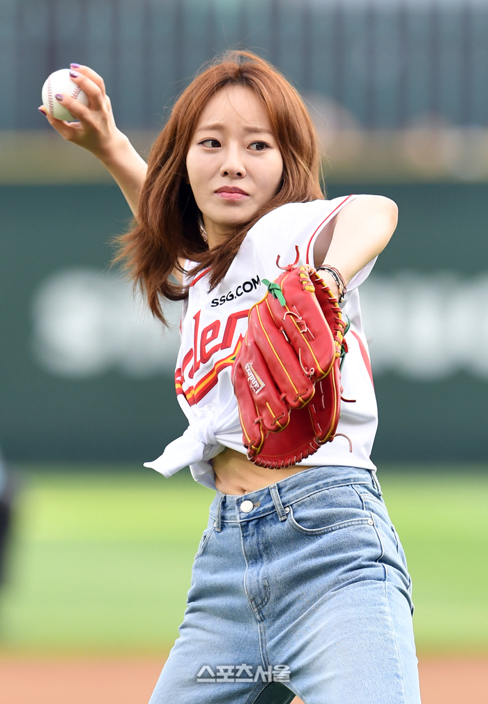 [포토]삼성-SSG 경기 시구하는 신예영