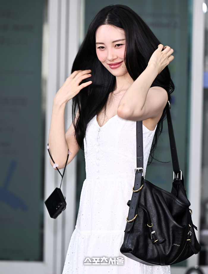 데이지(DAZY) 앰배서더 선미가 선택한 공항패션은? 페미닌하고 편안한 캐주얼 시크 스타일!