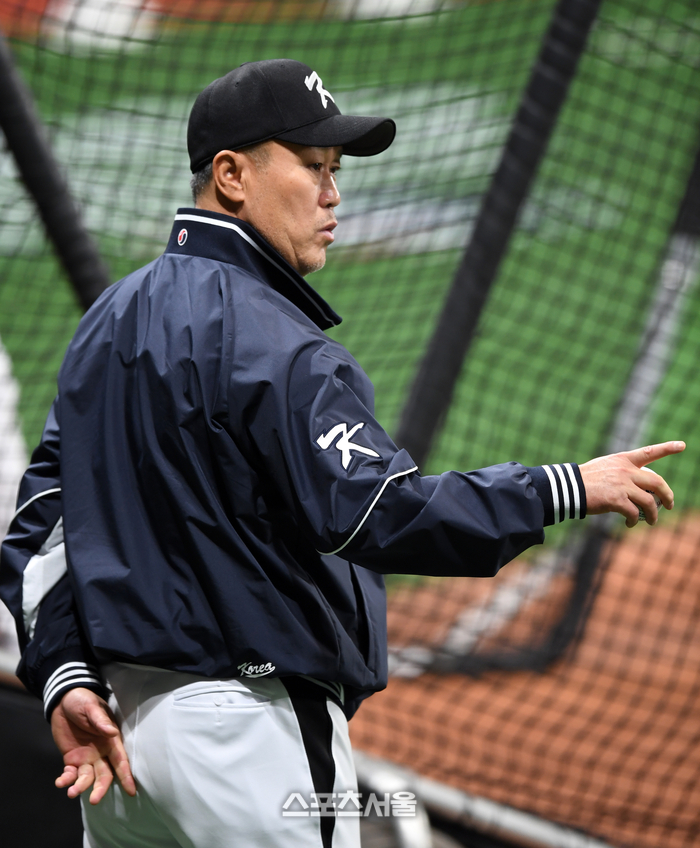 ‘한화 1999 우승 멤버+영구결번’ 정민철·장종훈, 5차전 시구·시타…애국가는 NCT 도영 [KS5]