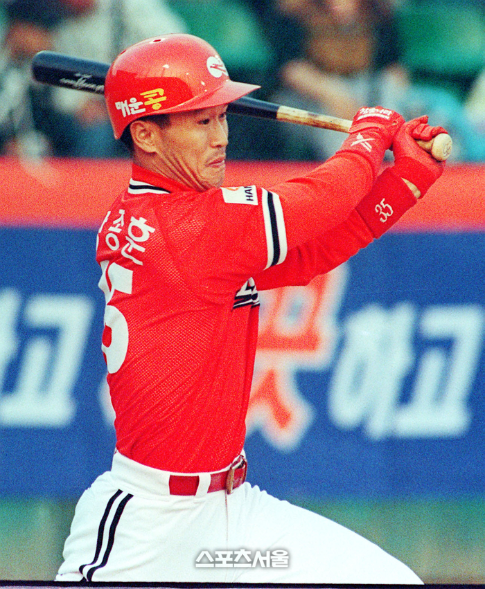 ‘한화 1999 우승 멤버+영구결번’ 정민철·장종훈, 5차전 시구·시타…애국가는 NCT 도영 [KS5]