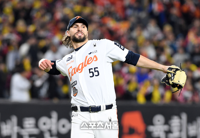 “어떻게든 8회를 끝내고 싶었다” 117구 ‘혼신의 역투’ 와이스의 ‘진심’…“5차전 꼭 이기길” [KS5]