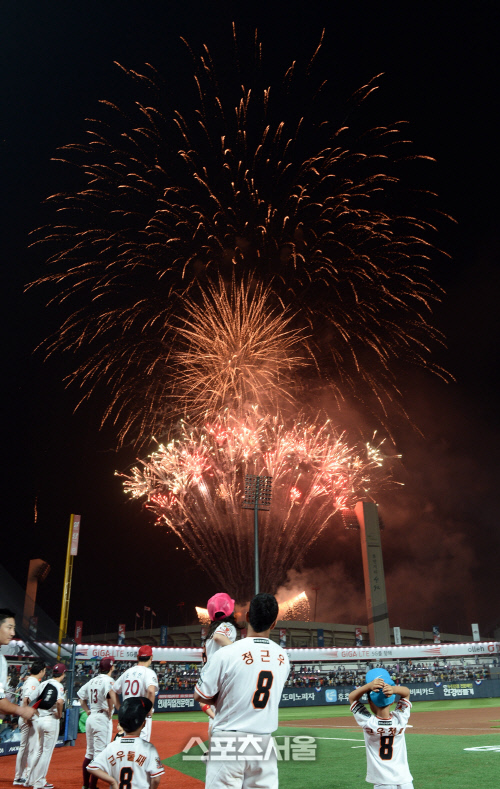 [SS포토]불꽃과 함께 막을 내리는 2015 KBO 올스타전
