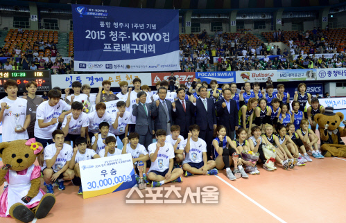 [SS포토] 우리카드-IBK기업은행, KOVO컵 들어올렸다!