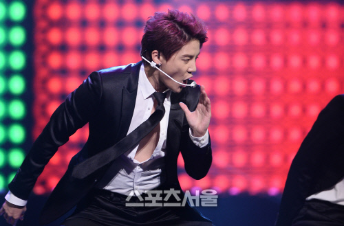 [SS포토]JYJ 준수의 축하공연, 숨길 수 없는 남성미