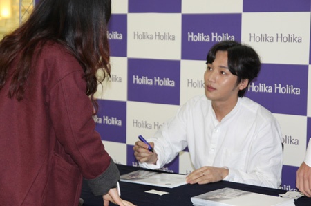 변요한, 부산에 떴다!…팬 사인회 '#실물 미남 #성공적'