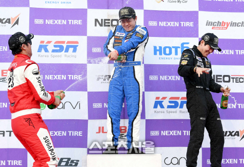 [SS포토]엔페라 BK-Onemaker 우승 김현석, "누가누가 세게 뿌리나~"