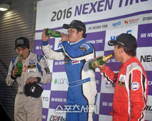 [SS포토]엔페라컵 BK-ONEMAKER 우승 김현석, "샴페인은 마셔야 제맛이지~"