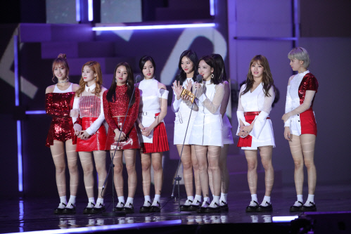 '2016 MAMA' 엑소·방탄소년단·트와이스 대상 영예…엑소 최초 4년 연속 앨범상 쾌거