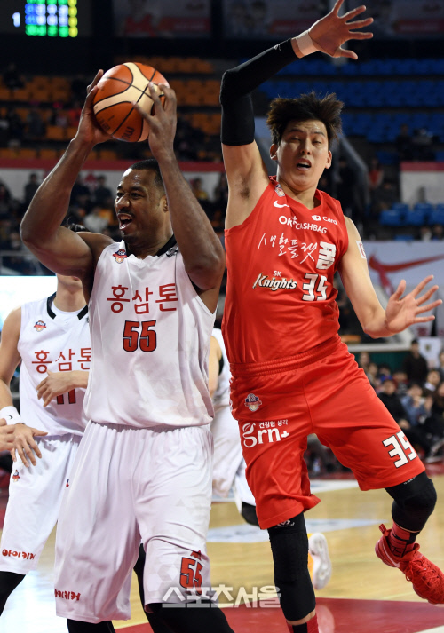 [SS포토]최준용에 앞서 리바운드 잡아내는 사이먼(SK-KGC)