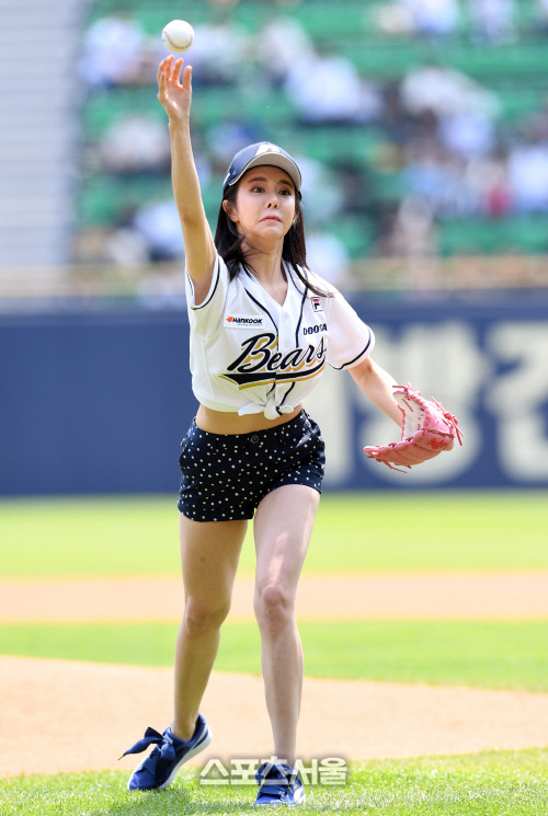 [SS포토]힘차게 시구하는 배우 레이