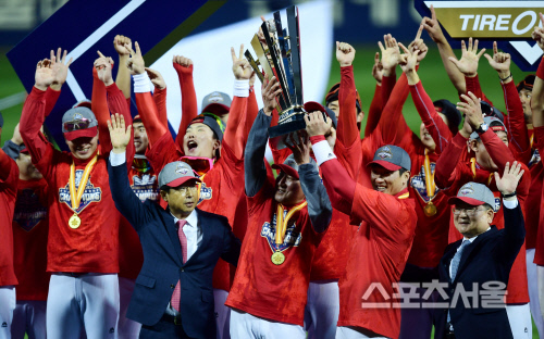 [SS포토] '우승트로피 번쩍' 김기태 감독