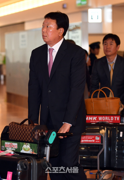 [SS포토]APBC 참가 위해 도쿄 입성하는 선동열 감독과 유지현 코치