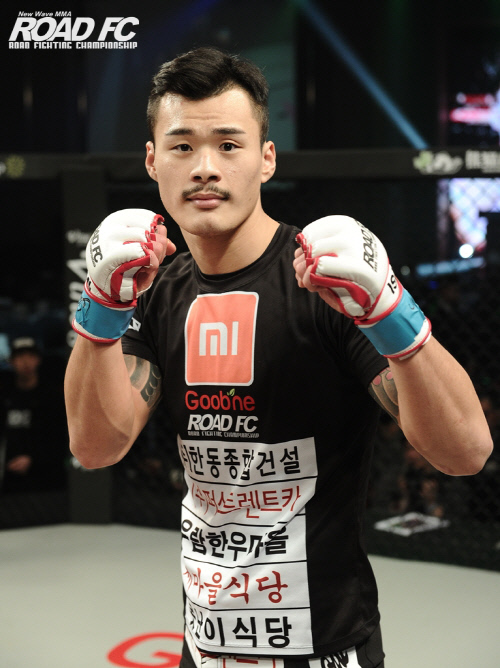 [로드FC]3연속 1R TKO승의 '괴물신인' 황인수, '챔피언들의 평가는?'