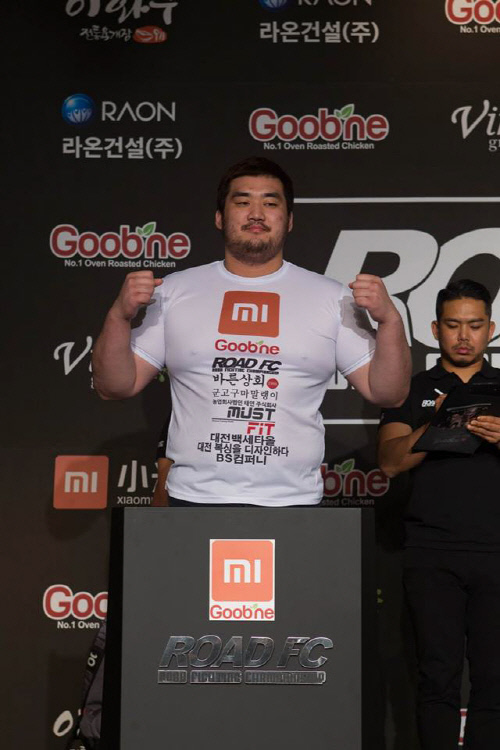 [로드FC 050]'벼락같은 승리'…심건오, 허재혁에게 23초 만에 TKO승