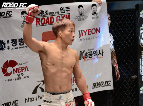 [로드FC 050]유재남, 4분 51초 길로틴 초크로 한이문에게 TKO승