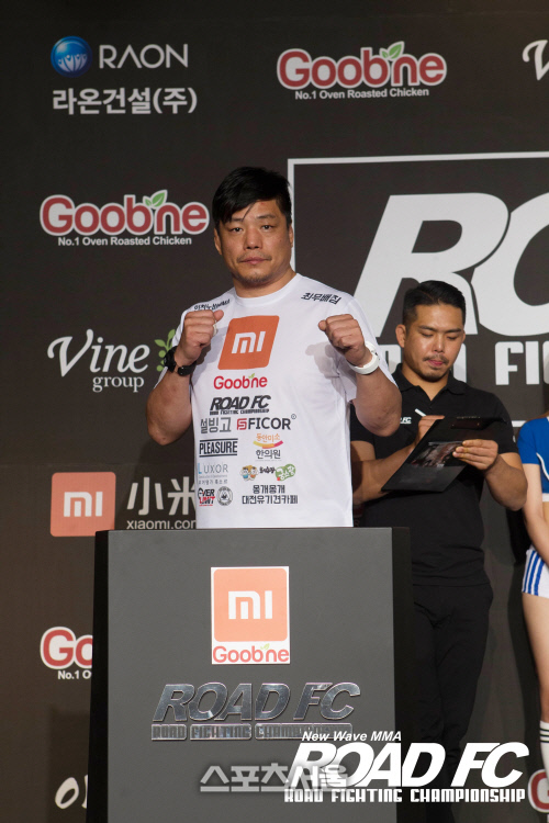 [로드FC 050]최무배, 日 후지타 카즈유키에게 펀치 세례 맞고 TKO 패