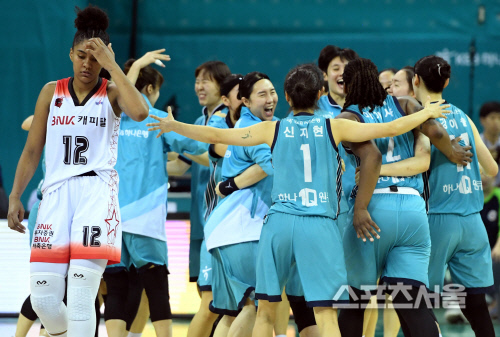 [포토] KEB하나, BNK 상대로...개막전 승리!