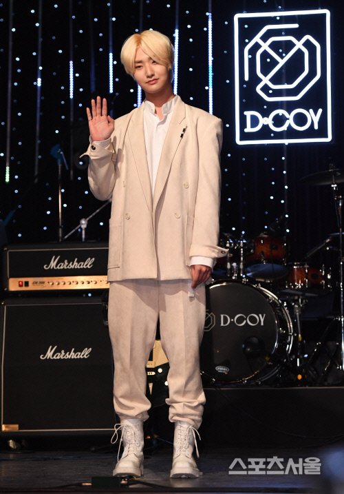 [포토] 디코이(D.COY) 도선, 데뷔를 알리는 손인사~
