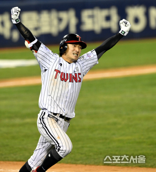 '신민재 13회 끝내기' 절망 뚫고 올라온 LG, 7년만 PS 잠실 더비 성사[WC1]