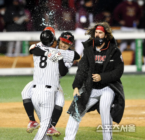 '신민재 13회 끝내기' 절망 뚫고 올라온 LG, 7년만 PS 잠실 더비 성사[WC1]