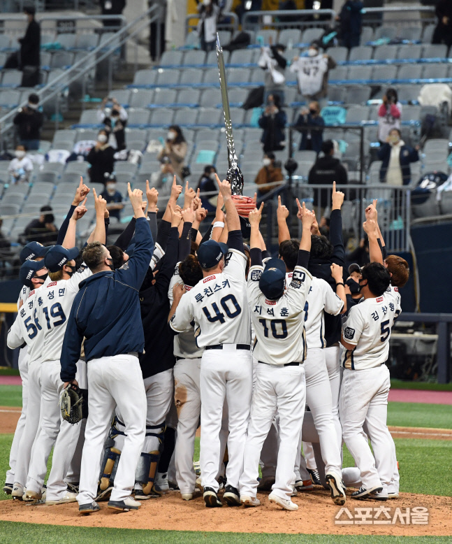 "KS MVP 전혀 아쉽지 않다" 선행 나누는 NC 에이스 루친스키[SS인터뷰]