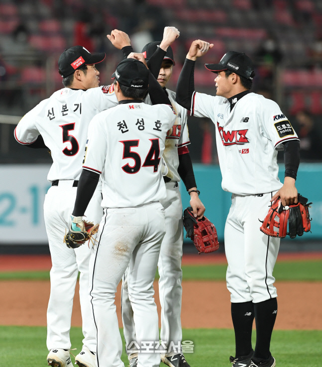 KT, 고영표 호투와 알몬테 2홈런 앞세워 KIA에 15-3 대승