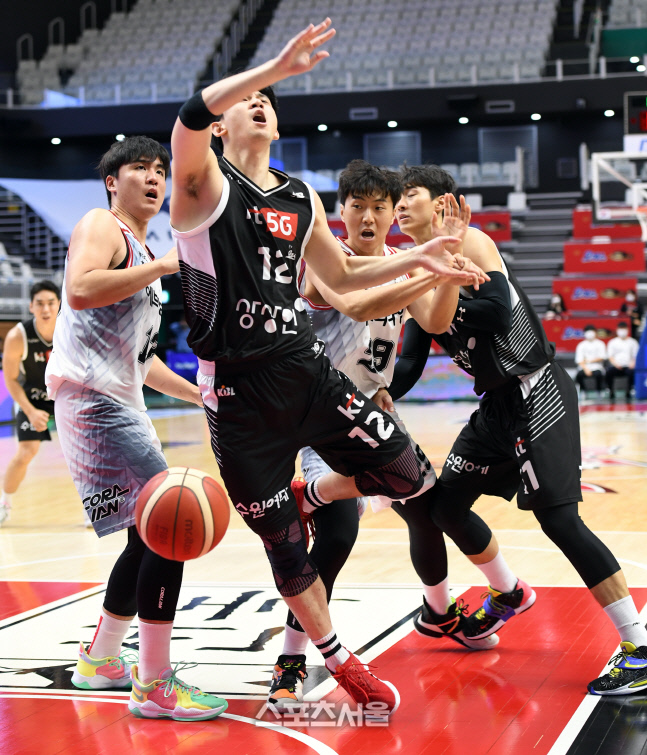 [포토]정강호의 파울에 공을 놓치는 박준영(KT-KGC)