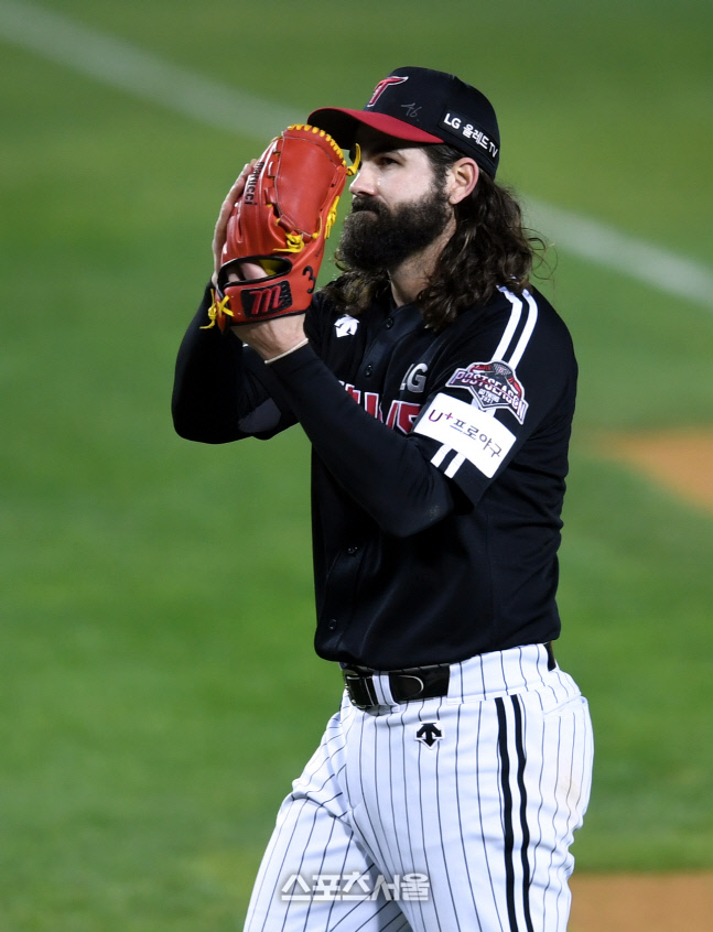 '에이스' 켈리, 벼랑 끝 LG 구하고 데일리 MVP 차지[준PO2 현장]