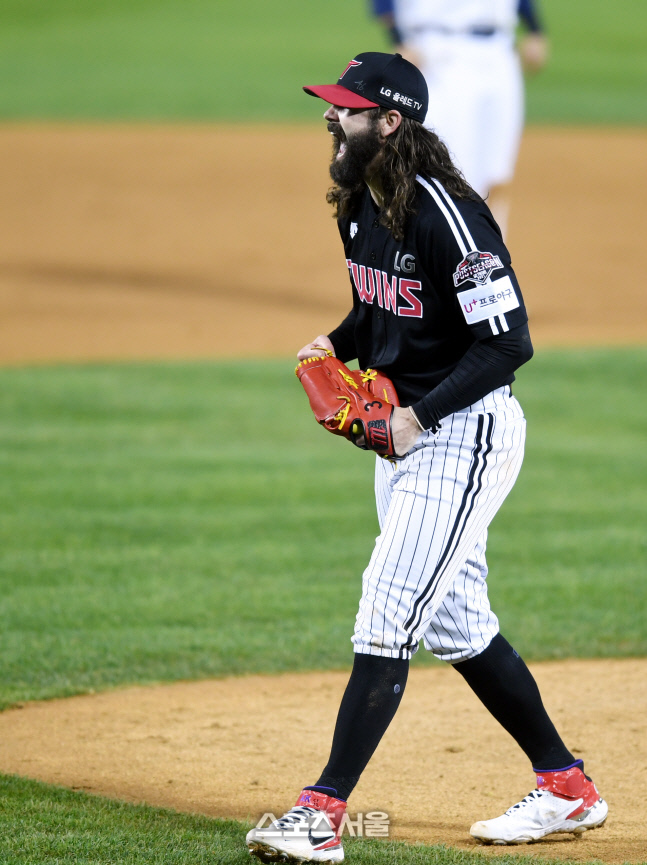 '에이스' 켈리, 벼랑 끝 LG 구하고 데일리 MVP 차지[준PO2 현장]