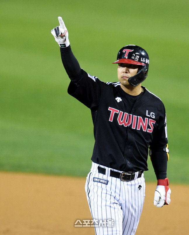 '에이스' 켈리, 벼랑 끝 LG 구하고 데일리 MVP 차지[준PO2 현장]