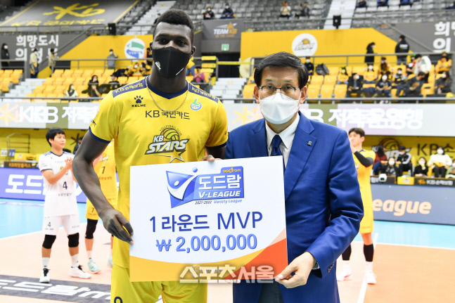 KB손보 '복덩이' 케이타, 흥이 올라오면 감독도 못말린다...1R MVP [V리그 현장]