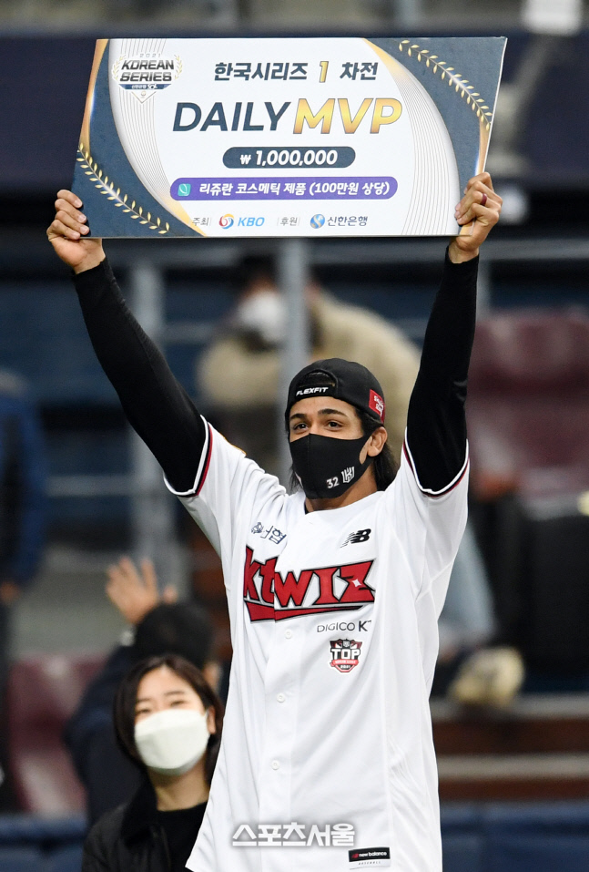 [포토]KT 쿠에바스, 7.2이닝 1실점 호투로 KS 1차전 MVP