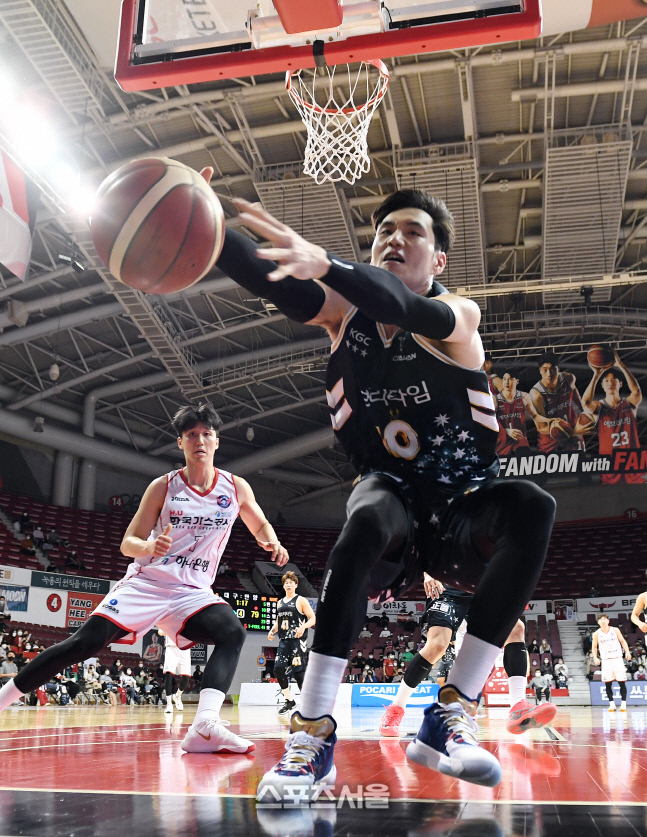 [포토]투지 넘치는 KGC 문성곤, 라인을 그만...