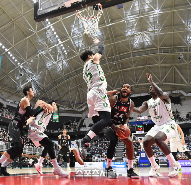 [포토]슛 타이밍 노리는 KT 마이어스