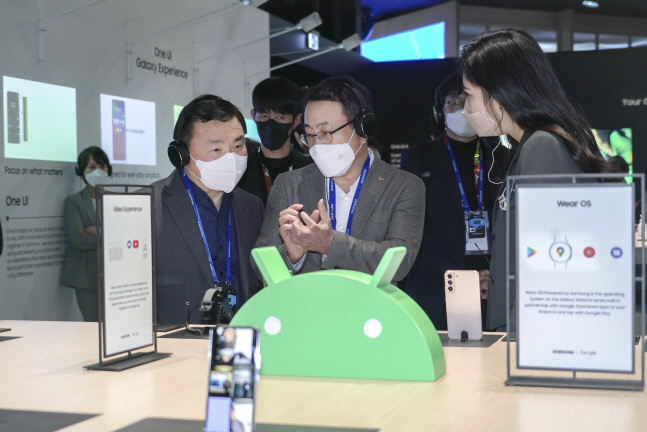 [포토뉴스]SK텔레콤 유영상 사장, 'MWC22' 삼성전자 부스 참관