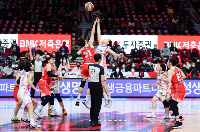 WKBL 삼성-BNK, '4위 경쟁' 끝까지!...한채진은 '5000득점' 눈앞
